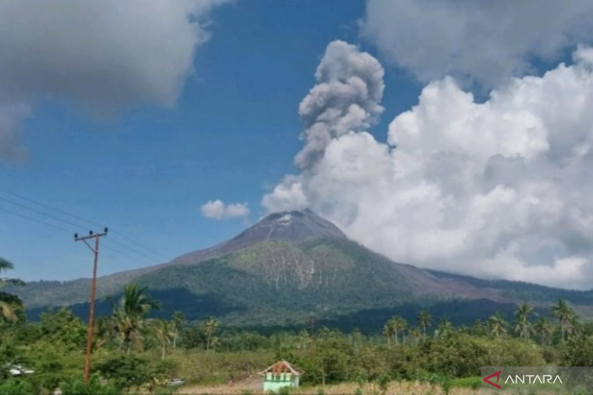 Status of Mount Lewotobi Laki-laki Raised to Alert Level on Tuesday ...