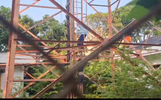 Two Islamic Boarding School Students in Brebes Cause Alarm by Climbing ...